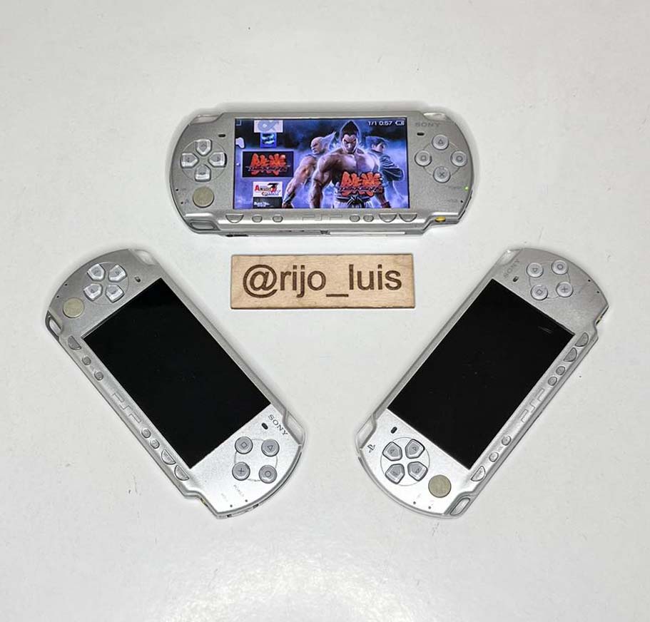 Sony PSP 2000 with Games – Consoles 4 Fun